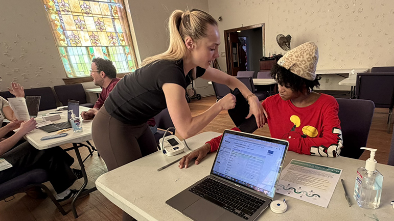 Medical Students Bring Heart Screenings to Food Pantries | Rush
